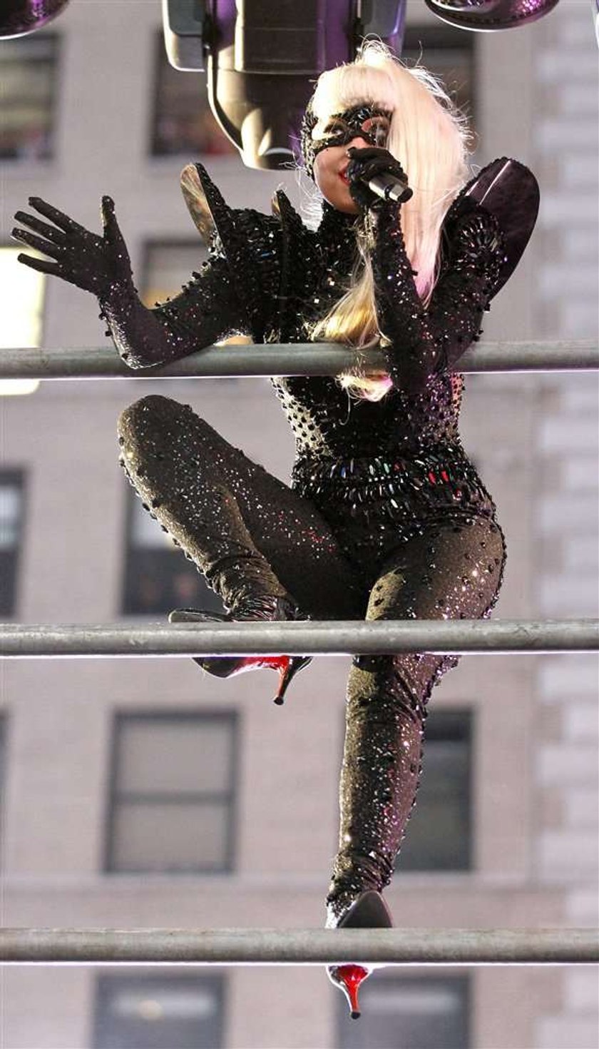 Dwie sylwestrowe kreacje Lady Gagi