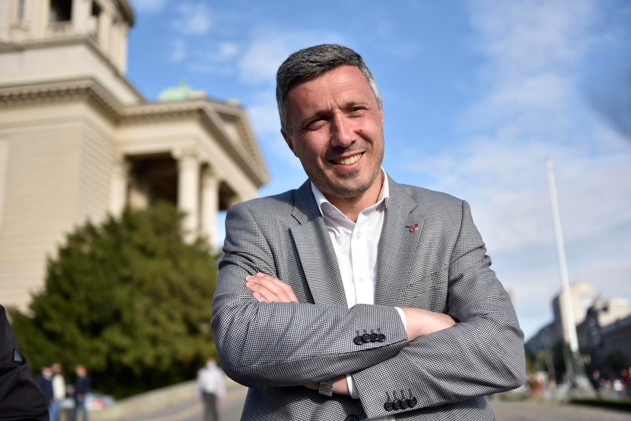 Boško Obradović otvorio kafanu: Patentirao je šniclu, ali od politike ...