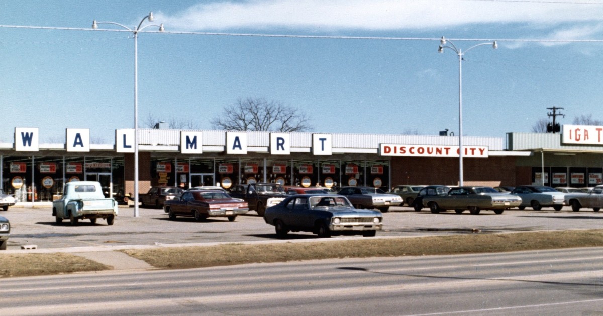 Here's what Walmart looked like when it first opened over 50 years ago ...