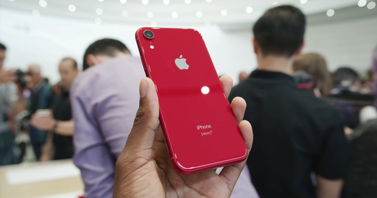Apple may release red versions of the iPhone XS and XS Max as early as ...