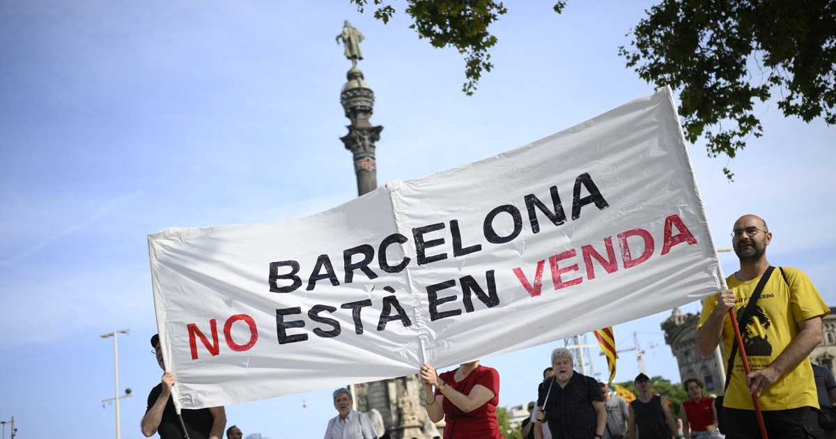 Protesters spray water guns at tourists in Barcelona as thousands rally ...