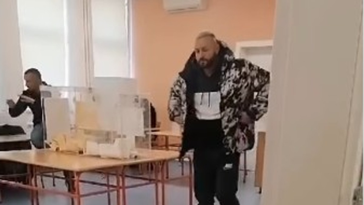 Nenad Ša uhvaćen sa papirićem u ruci na glasanju, nakon svih slomova ...