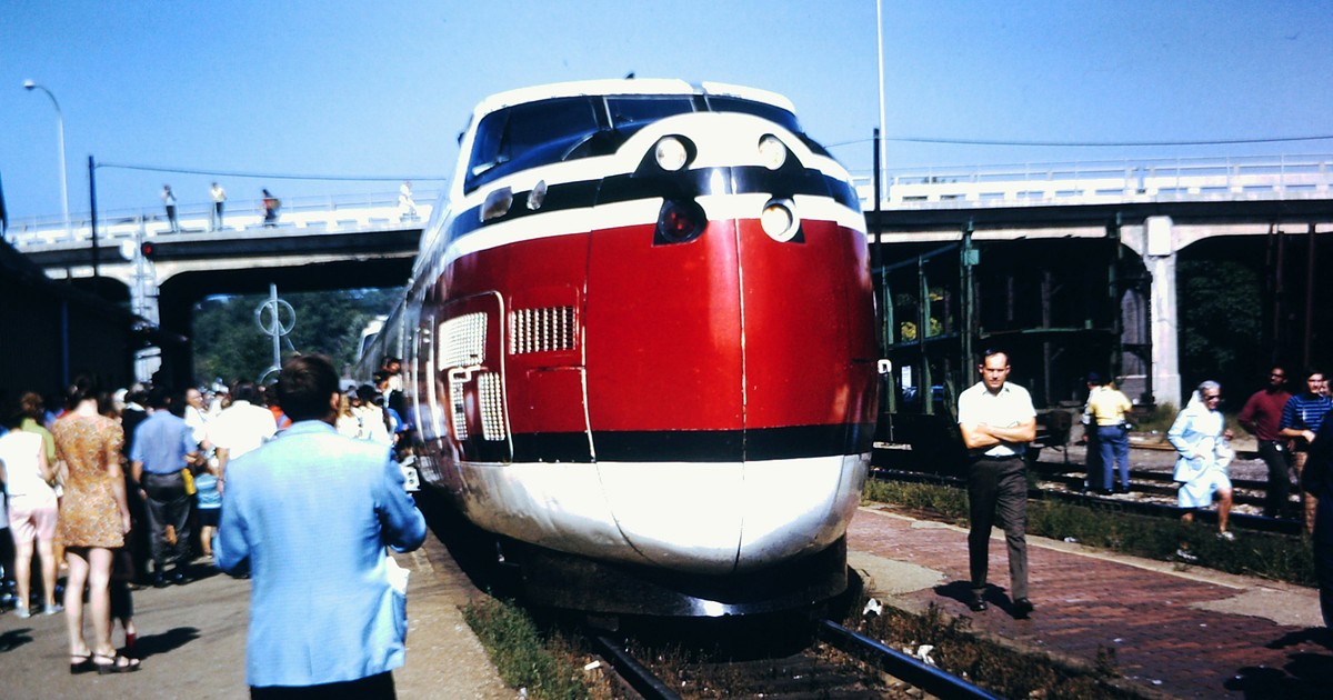 UAC TurboTrain - pociąg przypominający statek. Jedna z pierwszych ...