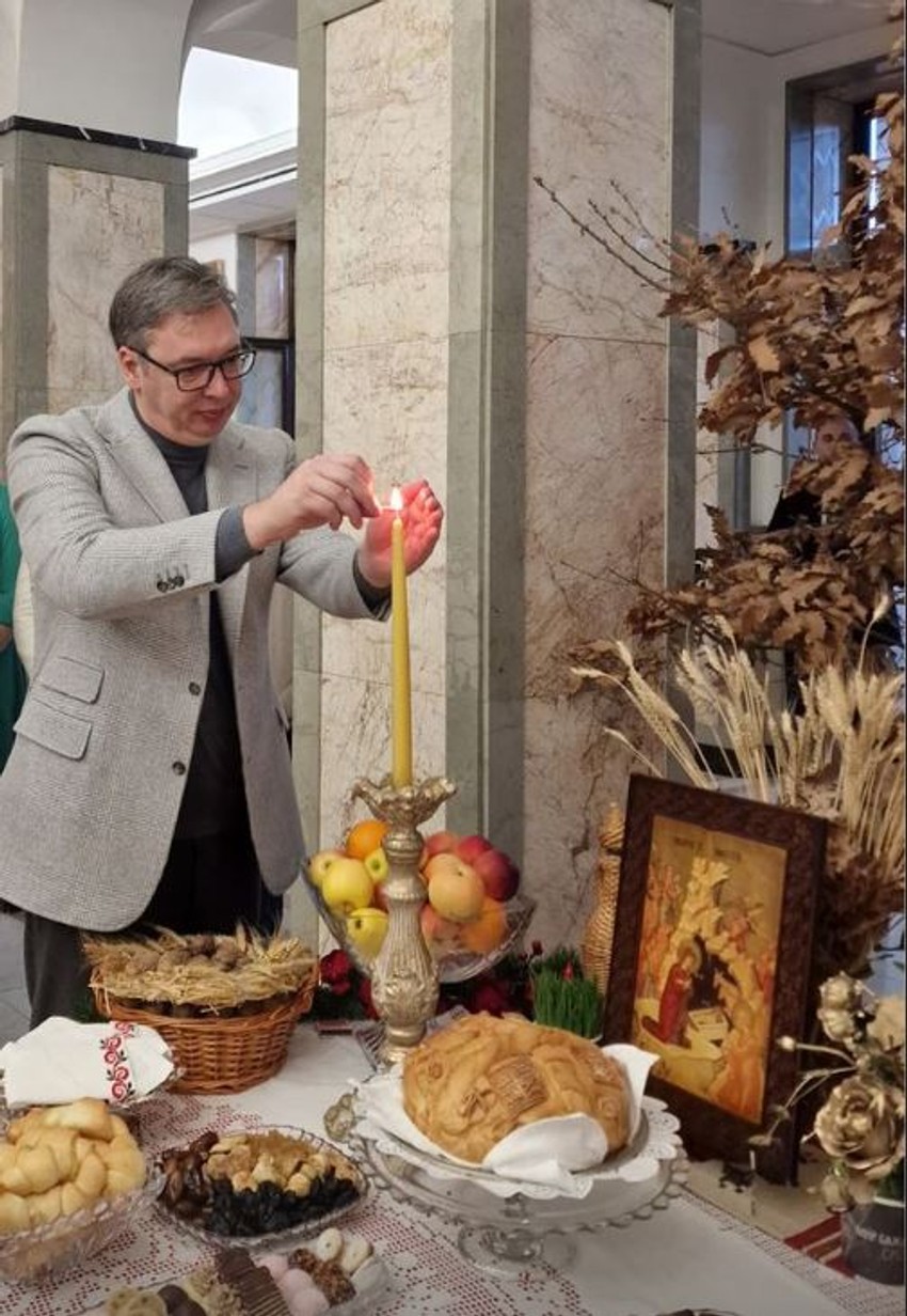BADNJI DAN U PREDSEDNIŠTVU Vučić uneo badnjak, osveštao ga vladika ...