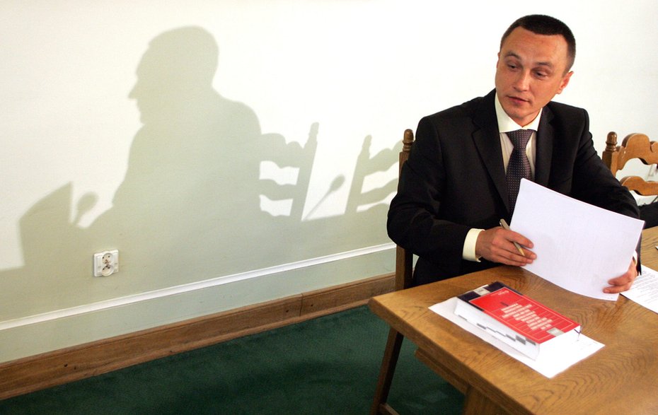 Prokurator donosi na swoją siostrę, która jest żoną skazanego ministra z PiS. W tle duży spadek ...