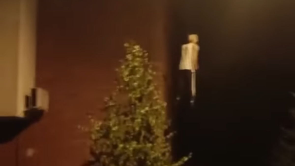 Morbidan prizor u Krnjači: Obešena lutka visi ispred kuće, prolaznici ...