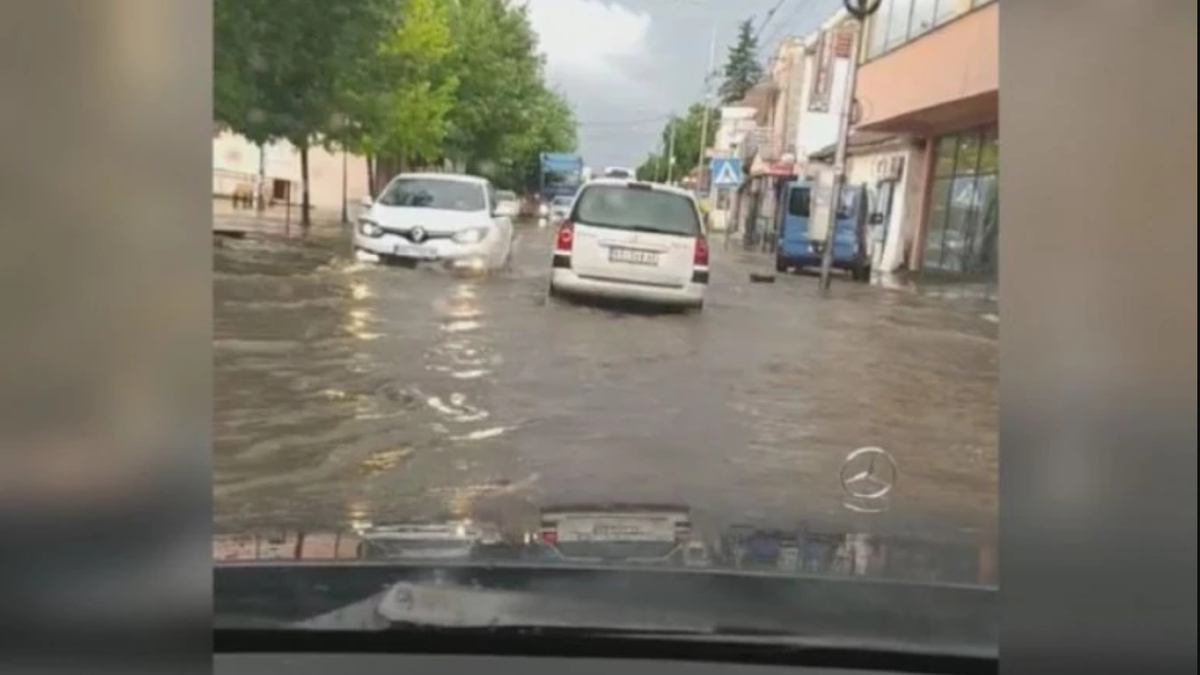 Potop na ulicama Kragujevca:bog havarije deo grada blokiran i bez vode - Blic