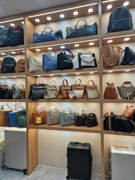 Ovako izgleda šoping u pravim kineskim tržnim centrima gde se lažnjak ...