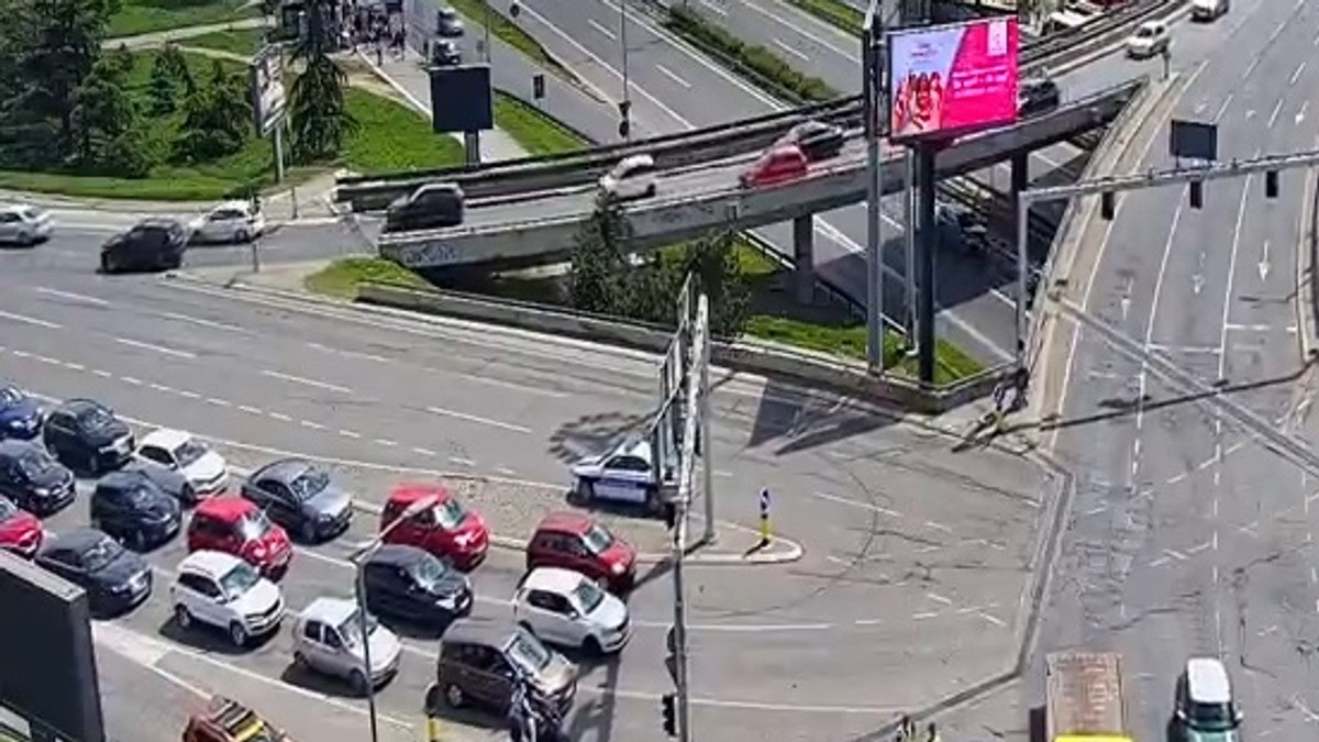 Sudar dva automobila na Autokomandi: Policija na licu mesta (Foto) - Blic