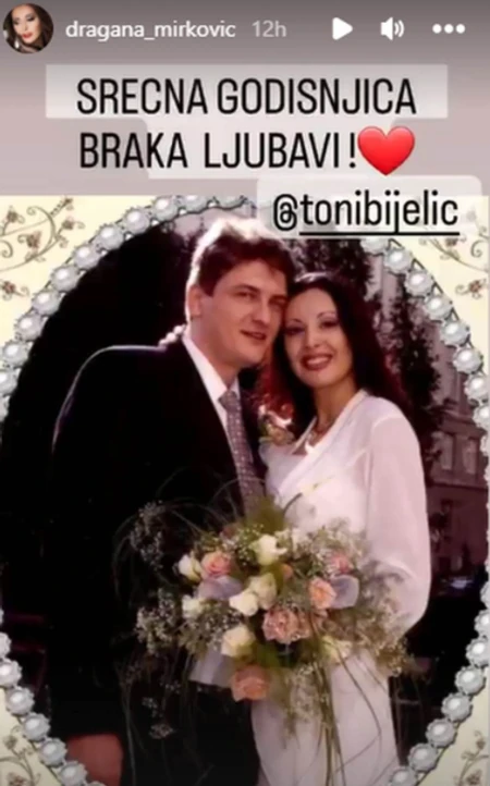 Dragana Mirković u dvorcu fotografisala sina Marka koji je uz nju tokom ...