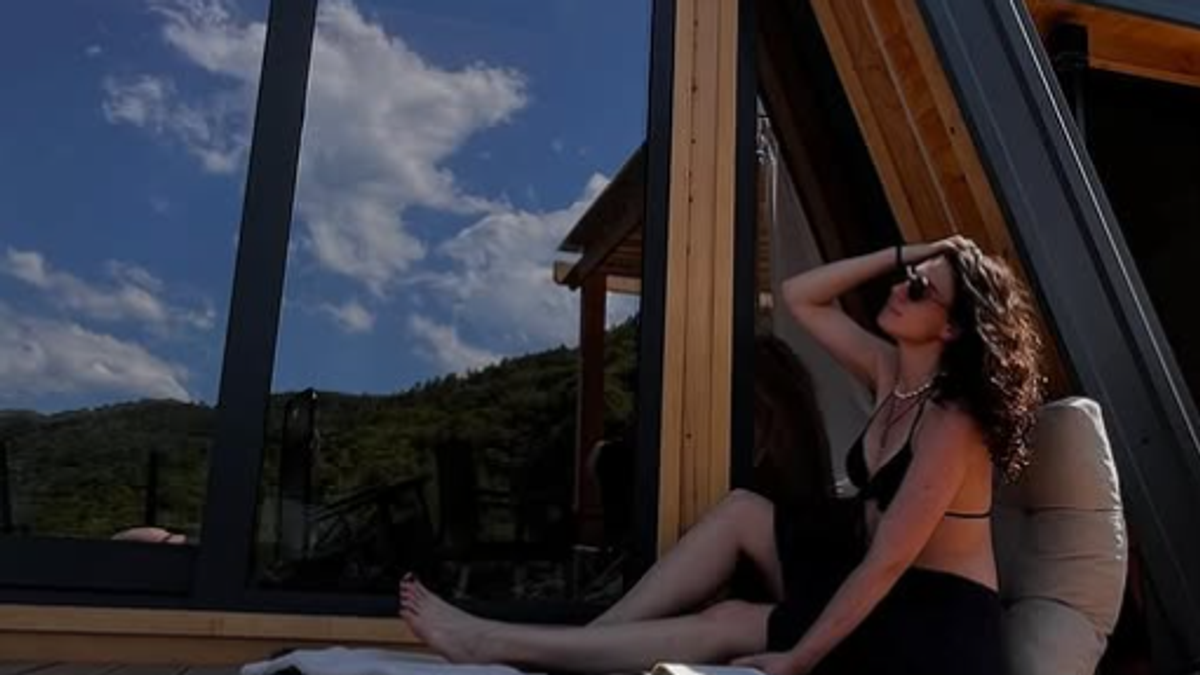 Evo gde je sada glumica koja je snimila trojku sa koleginicom: O sceni brujala Srbija - Blic