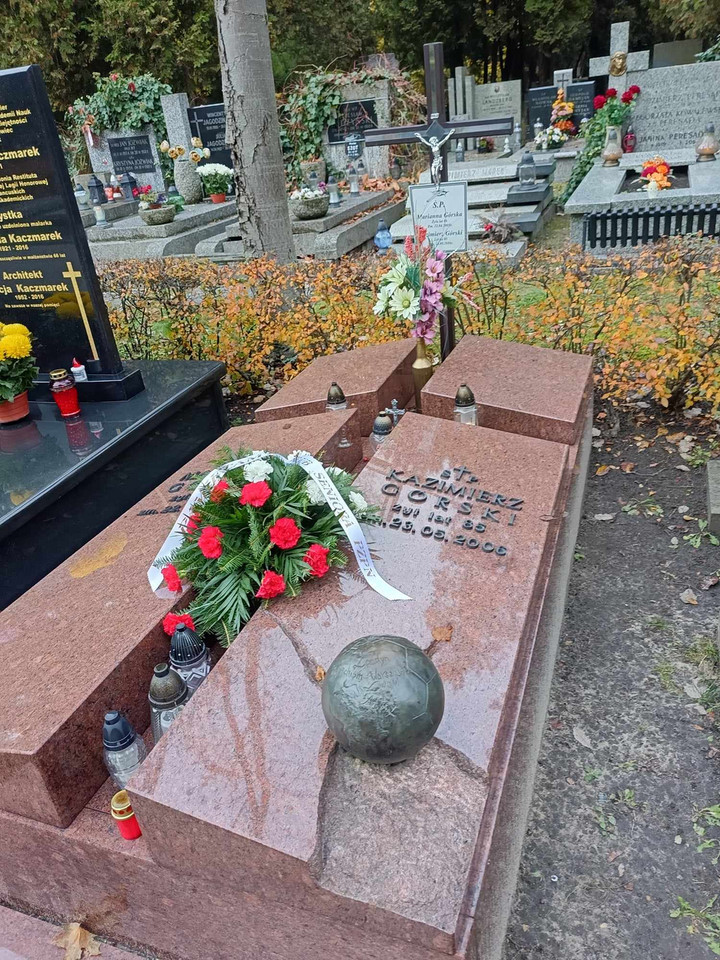 Warszawskie Powązki. Groby Woźniaka-Staraka, Kory i nie tylko - Kobieta