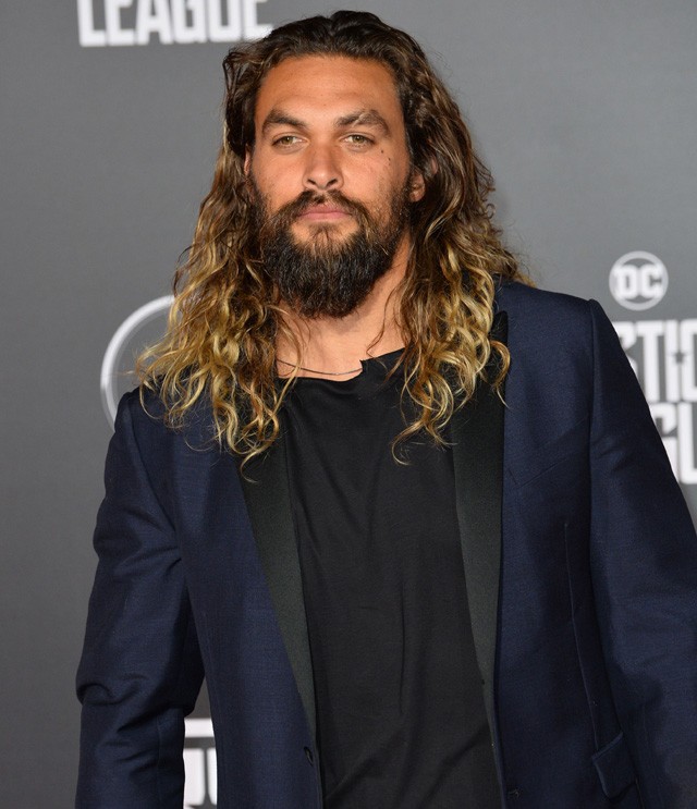 Jason Momoa mellett testőrei és felesége is törpe! - Glamour