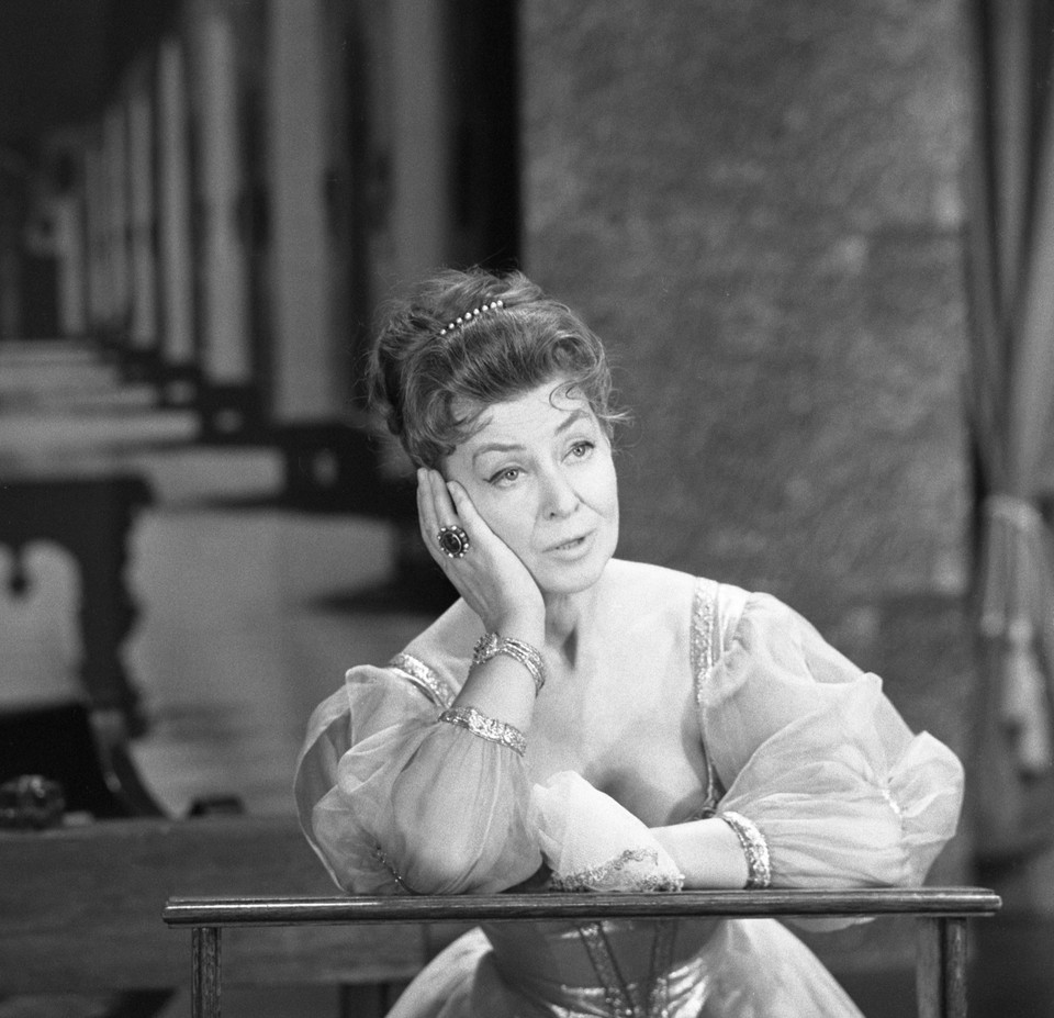 Legendy PRL. Nina Andrycz - dama polskich scen - Plejada.pl