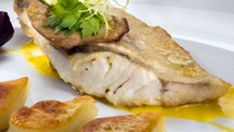 Sandacz w sosie holenderskim - przepis - Onet Gotowanie