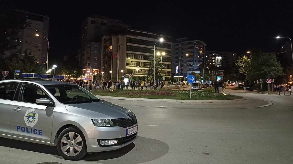 "ODJEDNOM SMO ČULI PRASAK I VIDELI RAZBIJENO STAKLO" Vlasnik autobusa ...