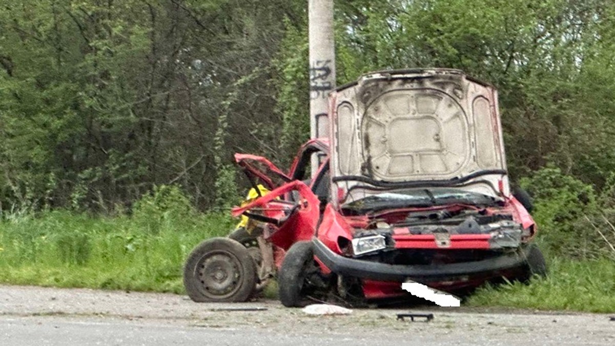 Prve fotografije nesreće kod Brčkog: Automobil smrskan, otpali mu i ...