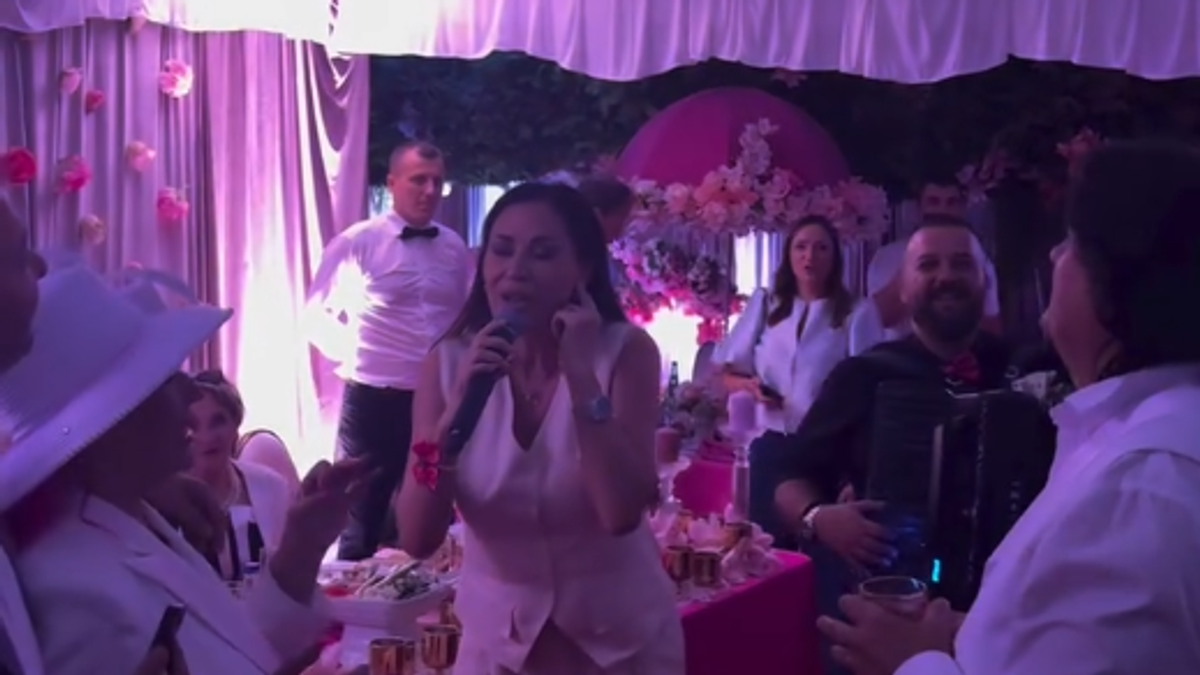 Ceca Ražnatović peva na uvce Zorici Brunclik i Kemišu na svadbi, evo ...