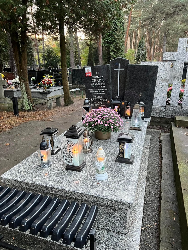 Tomasz Chada zmarł w tajemniczych okolicznościach. Tak teraz wygląda jego grób - Plejada.pl