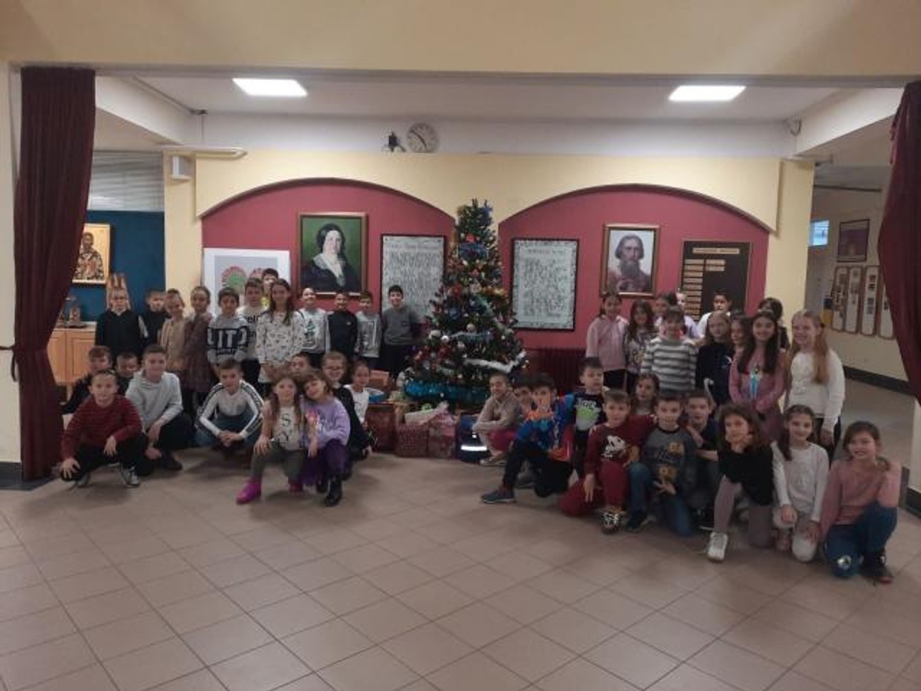 Novosadski osnovci prikupili za decu Svratišta paketiće, odeću i hranu