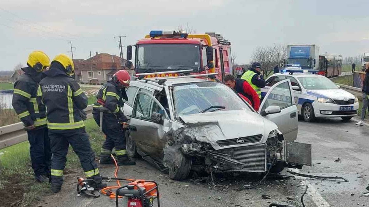 TEŠKA NESREĆA U BEOGRADU Sudar dva vozila, jedna osoba poginula (FOTO) - Blic