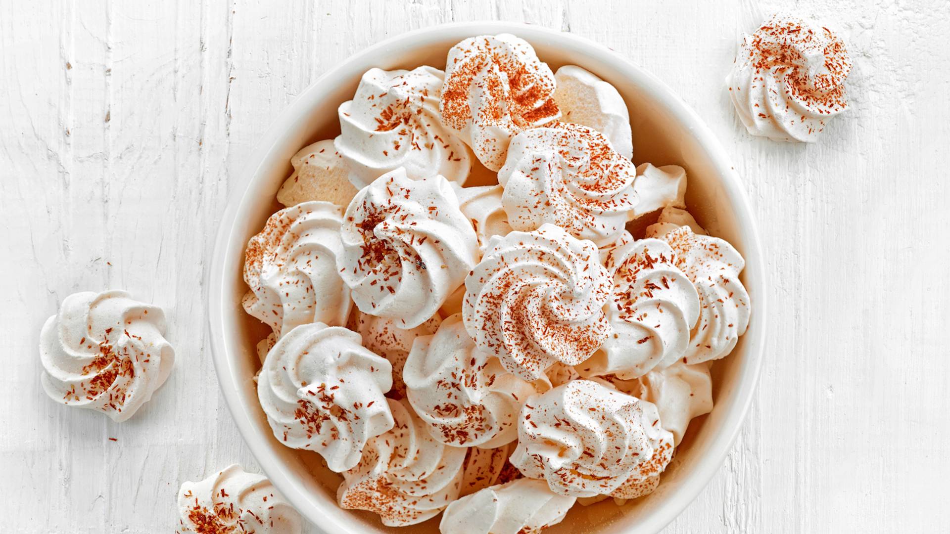 Przepis na bezy domowe. Sprawdzony przepis na chrupiące i ciągnące w środku bezy domowe | Ofeminin