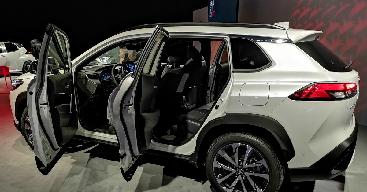 Nowa Toyota Corolla Cross wjeżdża do Polski. To SUV z hybrydą 5 ...