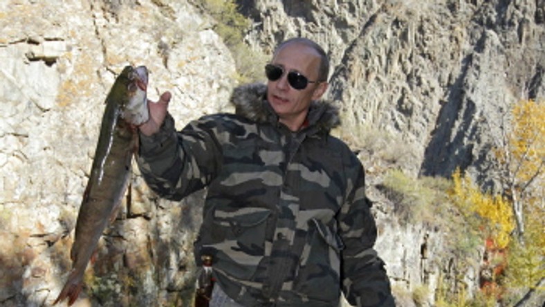 Putin trzyma broń, jeździ konno i łowi ryby - Wiadomości