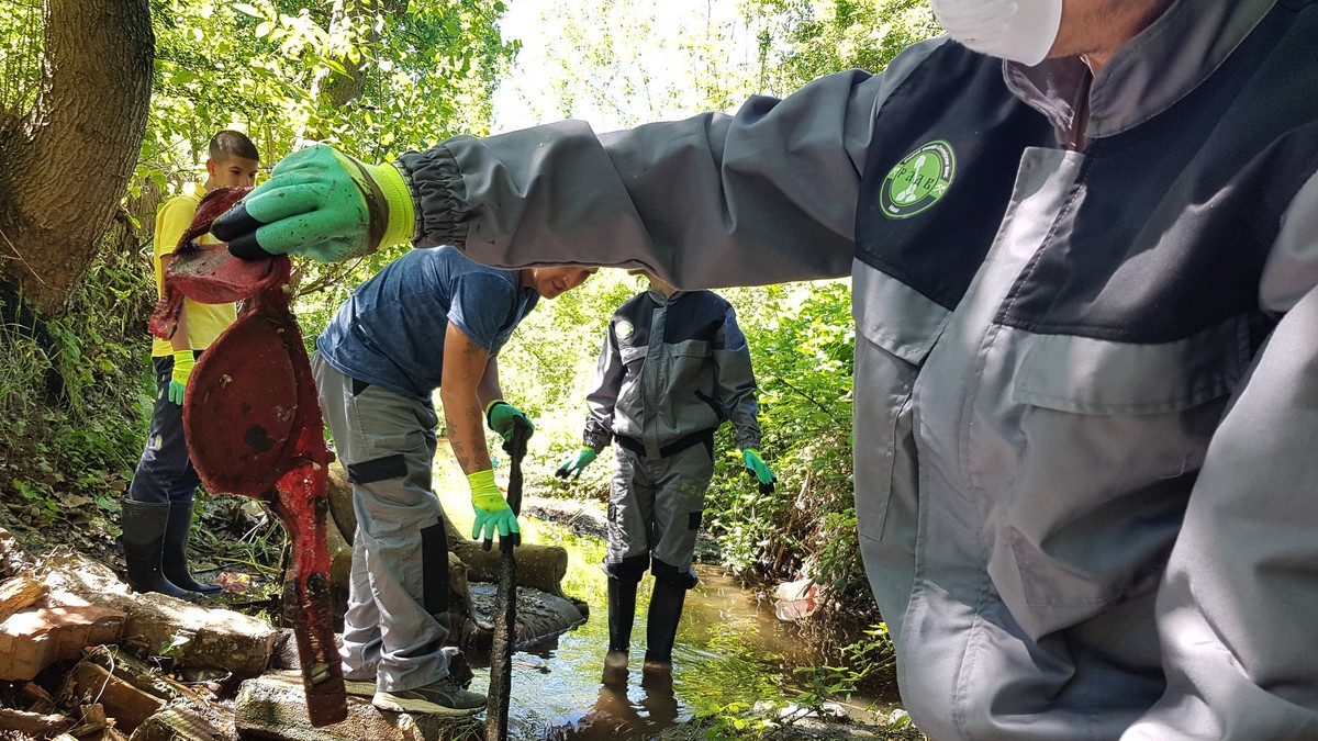 AUTOMOBILSKA GUMA, BRUSHALTER, MEDA I FOTELJA Čišćenje Grabovačke reke ...