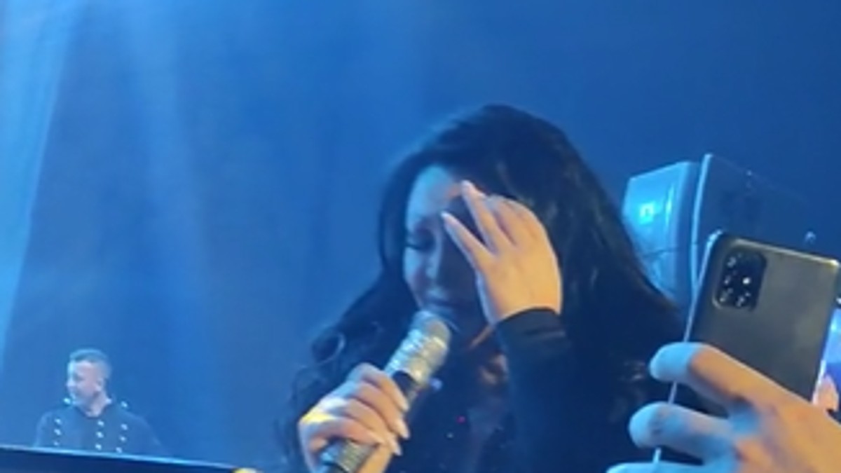 Dragana Mirković se gušila u suzama, pa kleknula na binu, potresne scene sa nastupa - Blic