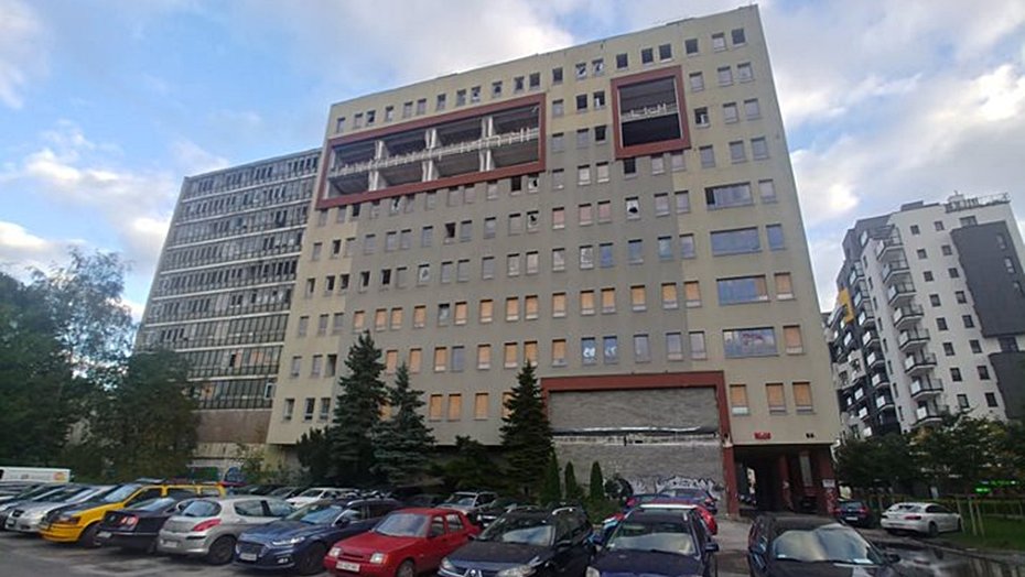 Rudera w centrum Warszawy. Młodzież imprezuje na wszystkich piętrach ...