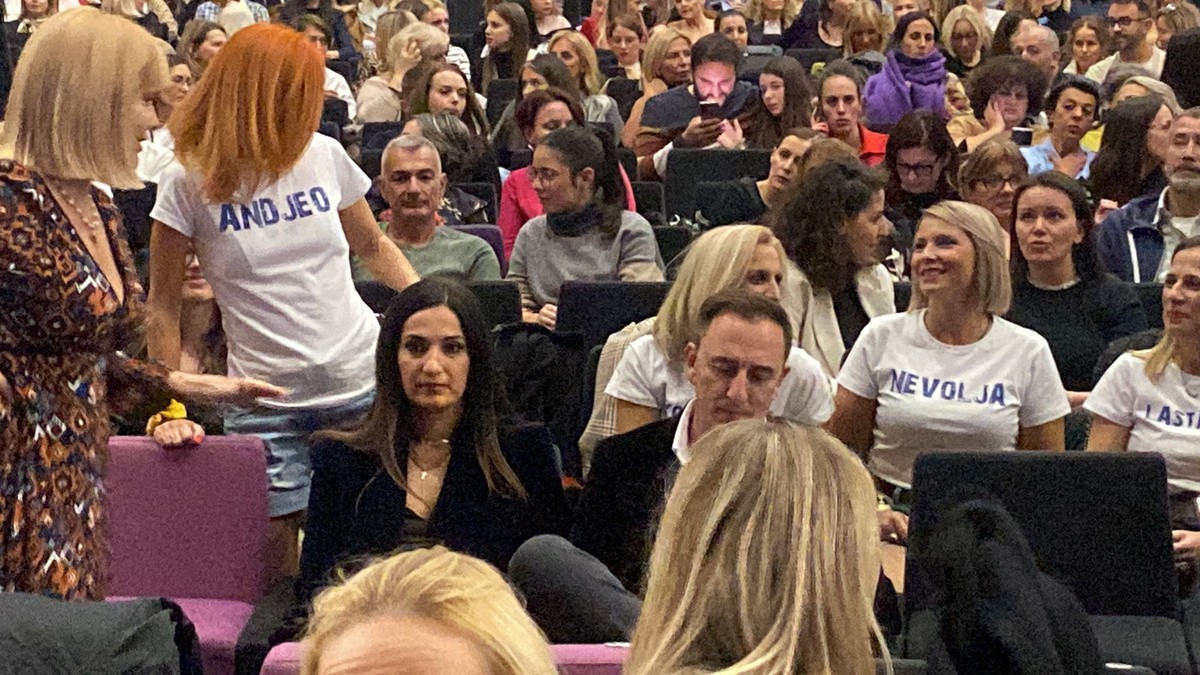 Žena Sergeja Ćetkovića je prirodna lepotica: Sa pevačem došla na ...