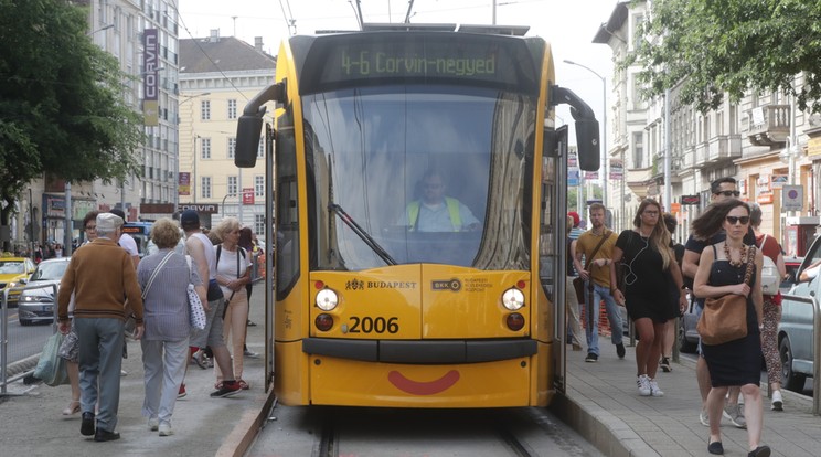 A villamos ütközőjén kapaszkodva utazott két símaszkos fiatal ...