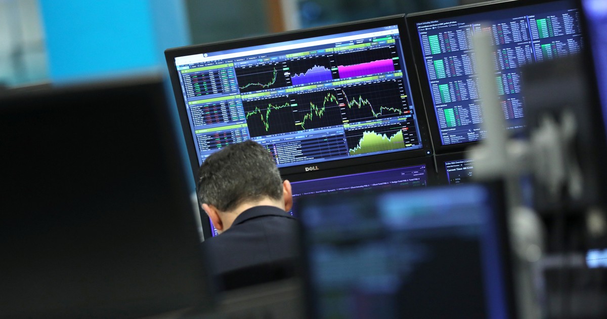 These 4 charts show where the hedge fund industry is midway through ...