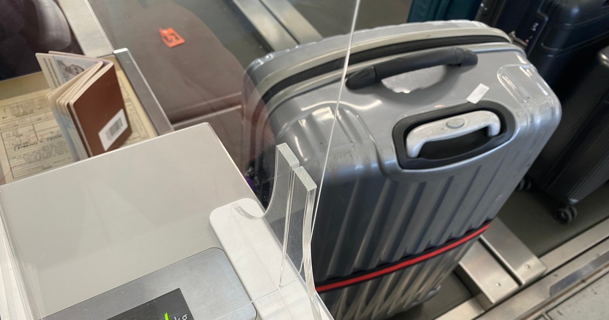 A travel hack where people stick their feet under luggage scales to try ...