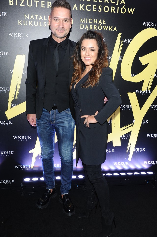 Sieklucka kusi spojrzeniem na ściance. Wszyscy patrzyli też na ...