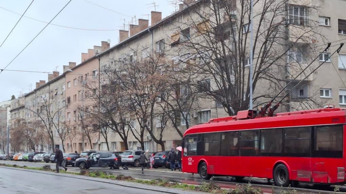 Vozio u kontra smeru u Cvijićevoj: Karambol u centru Beograda, zakucao se u auto, oštetio i ...