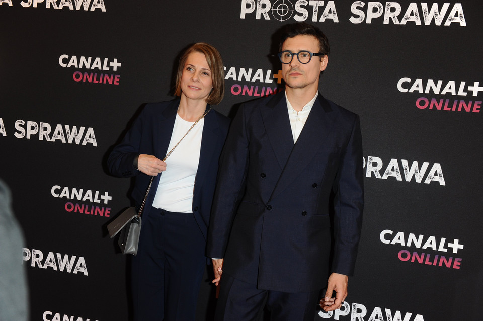 Czar par na premierze. Mateusz Damięcki z żoną nie odstępowali się na ...