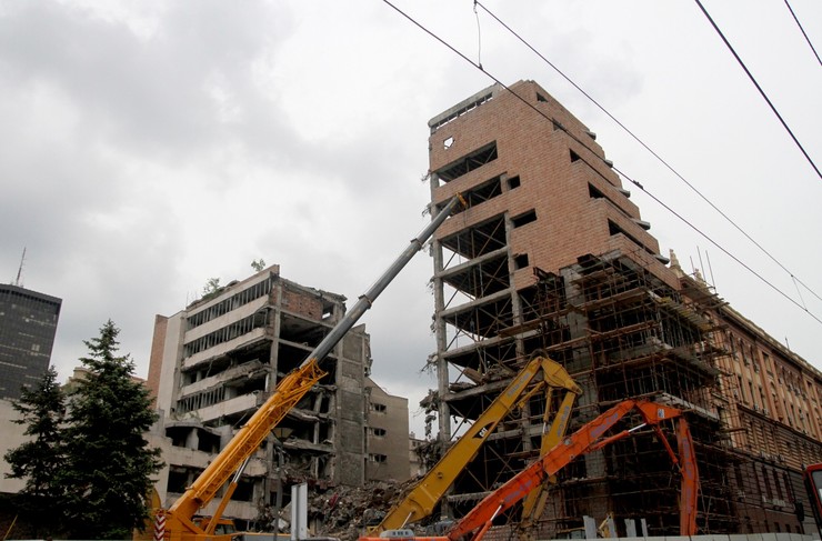 ZGRADA GENERALŠTABA podeljena na DVA DELA