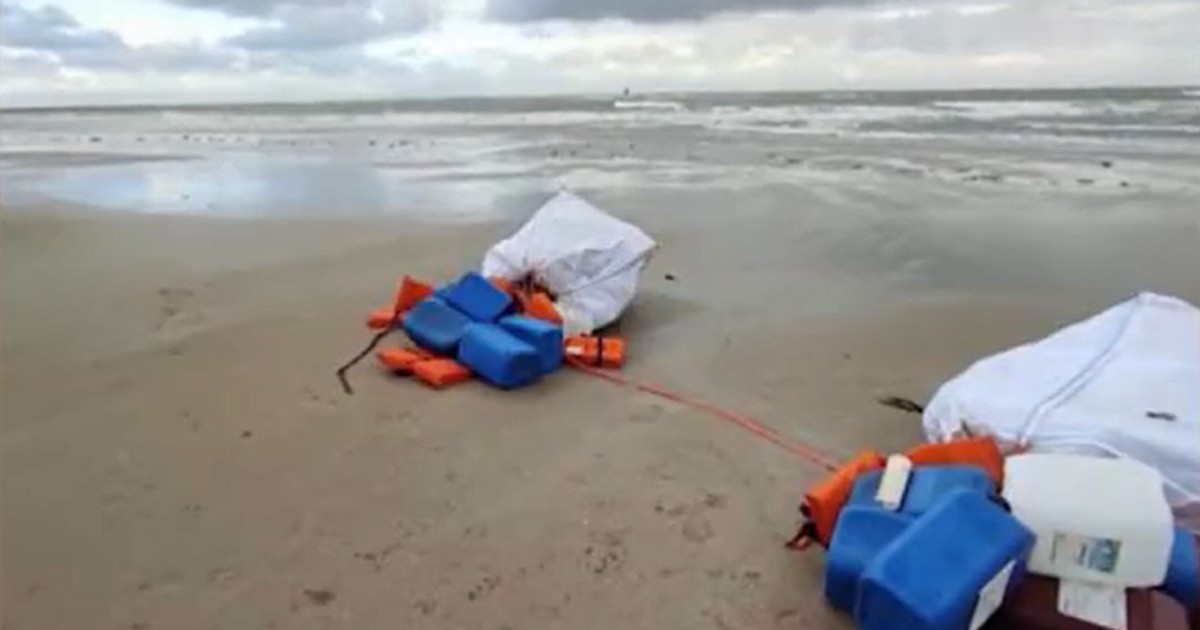 La Mer Transporte Des Sacs De Cocaïne Jusquaux Côtes Françaises Plus