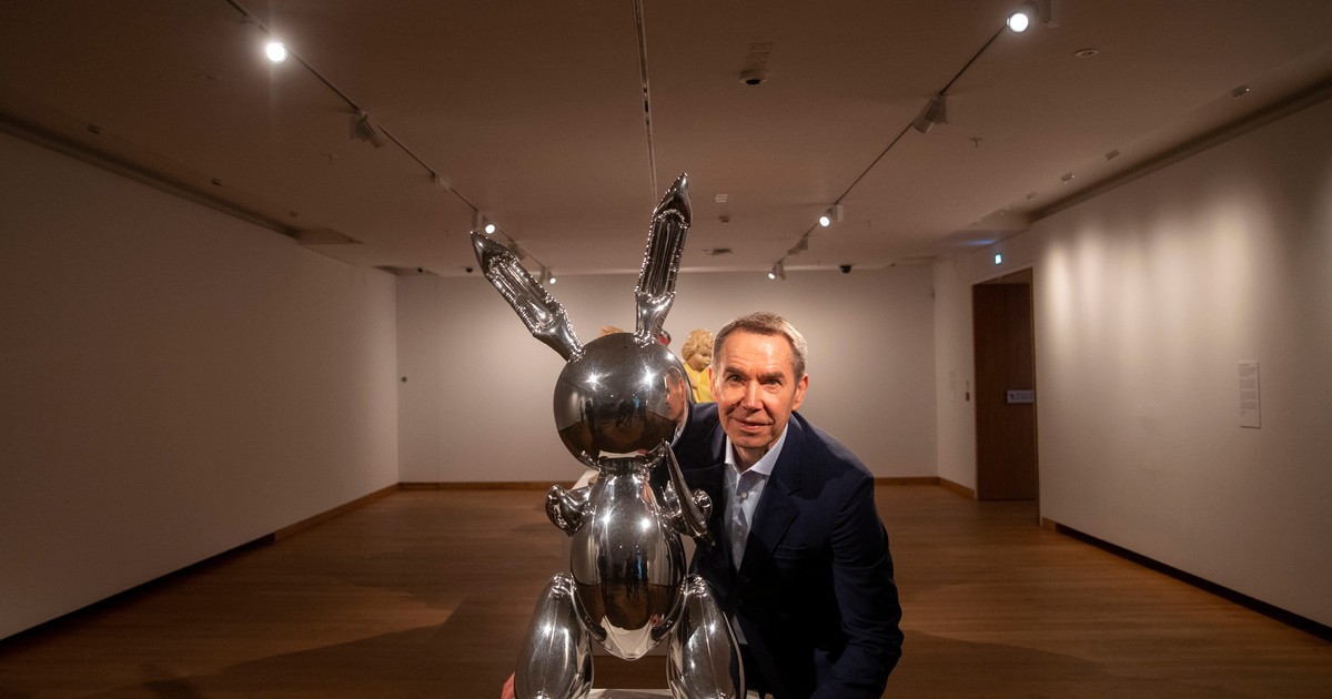 A sculpture by Jeff Koons has become the first 'authorized' artwork on ...