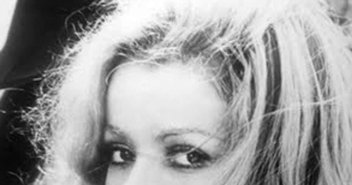 Meghalt Ahna Capri - Rúzs Online