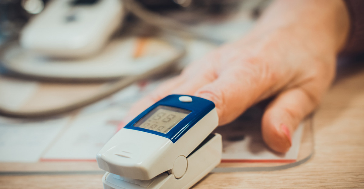 Lekarz tłumaczy, jak czytać dane z pulsoksymetru