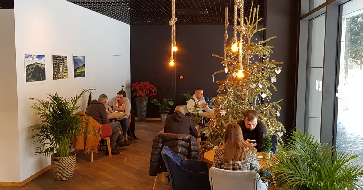 Otwarte restauracje mimo zakazu. Kolejki przed lokalami - Lublin Otwarte restauracje mimo zakazu. Kolejki przed lokalami - Lublin