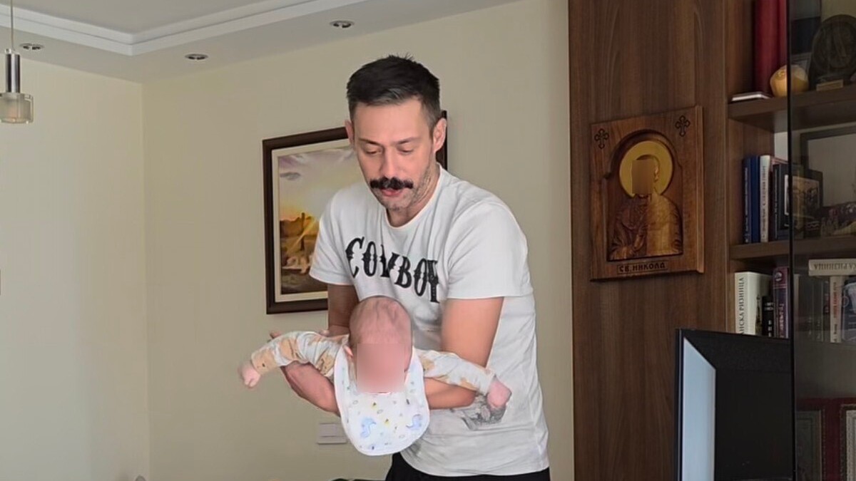 Milan Vasić se igra sa sinom dok žena usisava: Zavirite u njegov porodični dom - Blic