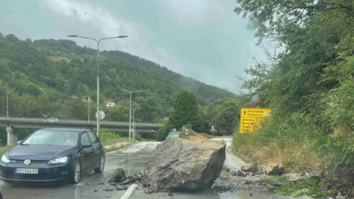 Jeziv odron na ulasku u Prijepolje: Stena odlomila i obrušila na put - Blic
