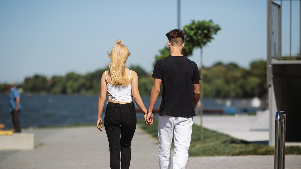 Momak pomoću tetovaže zaprosio devojku pa nasmejao internet: "Devojko, beži" - Blic