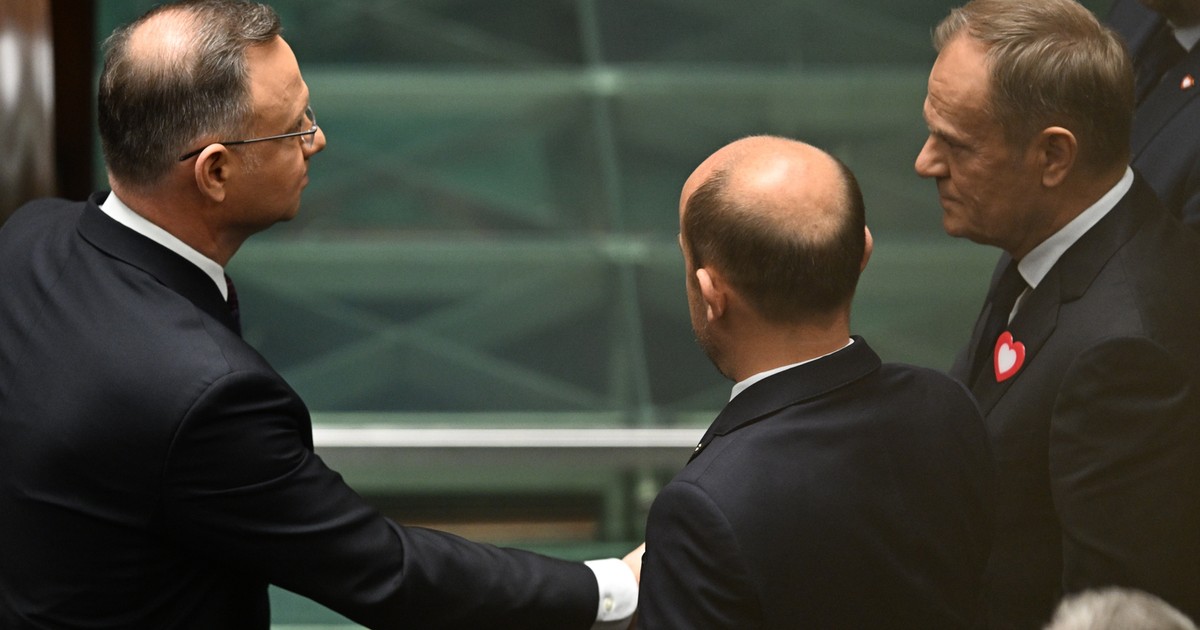 Symboliczny gest prezydenta Dudy. Nie ominął Donalda Tuska - Wiadomości