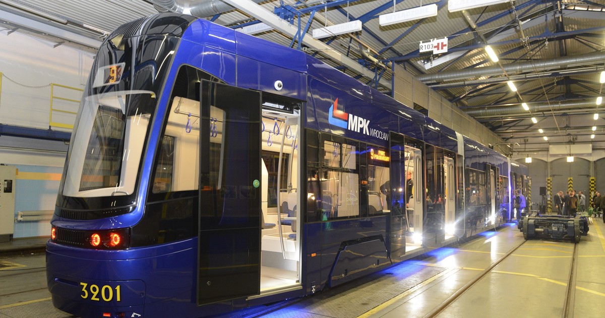 Tramwaje PESA nie mieszczą się na 15 przystankach