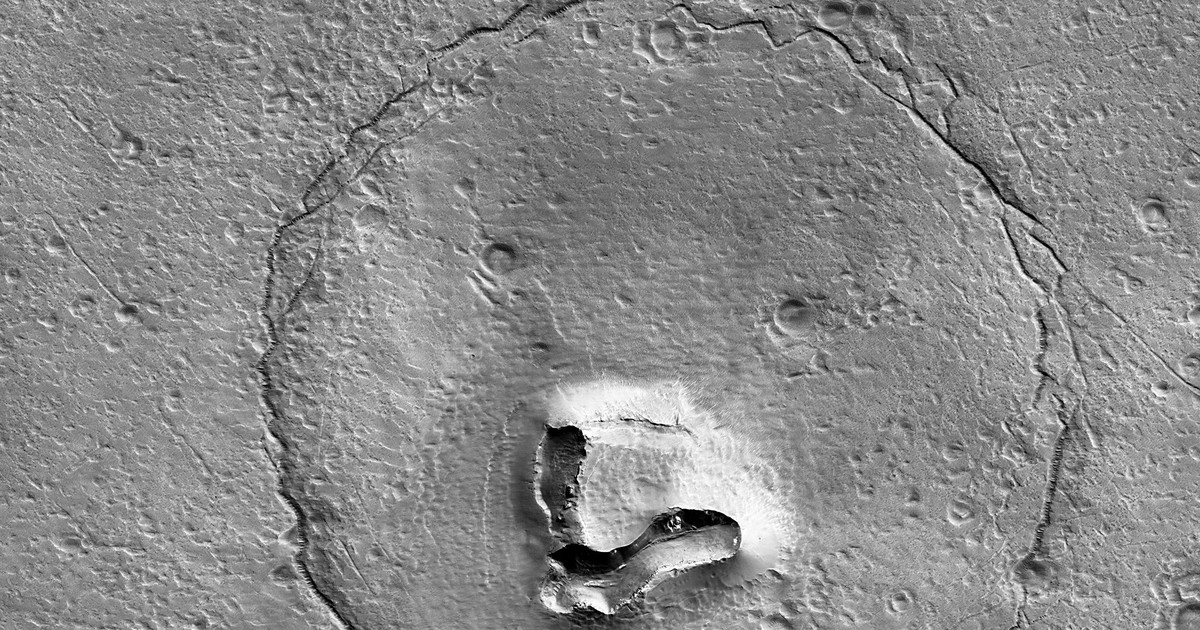 NASA spotted a rock formation on Mars that looks just like a giant bear ...